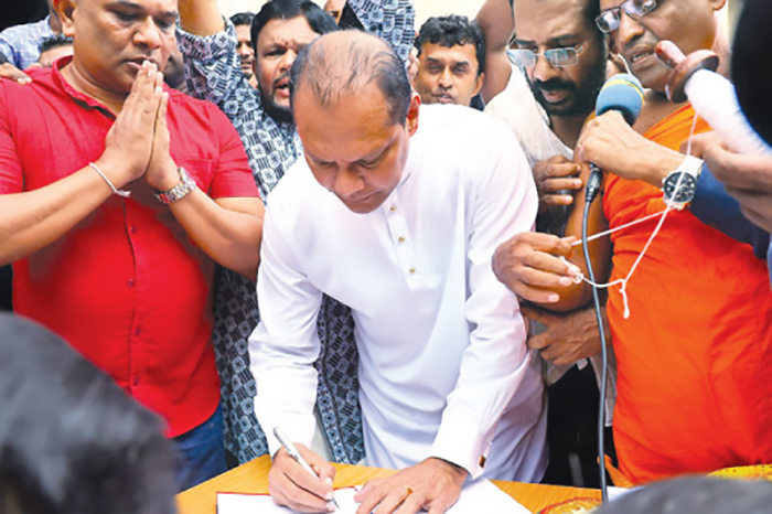 Dayasiri assumes office as SLFP Secy, at a desk on the road – The Island