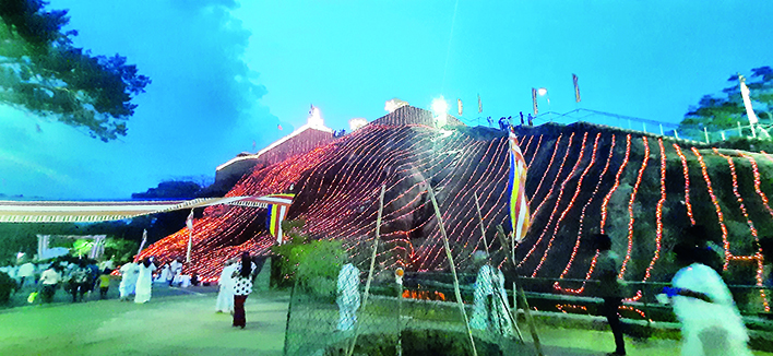 Annual Poson Aloka Pooja at Sithulpauwwa – The Island