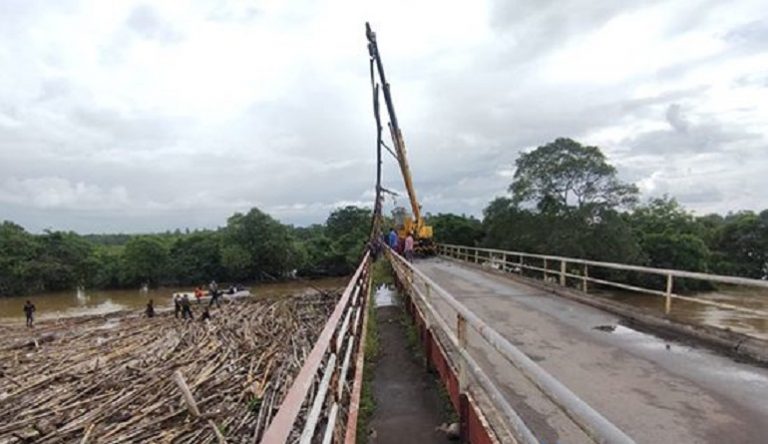 Navy clear blockage under Wakwella bridge – The Island