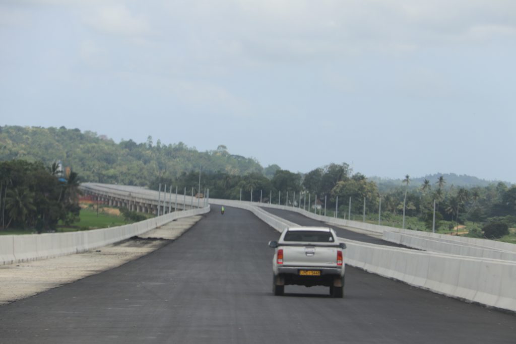 Southern Expressway blocked between Pinnaduwa and Imaduwa by earthslip ...