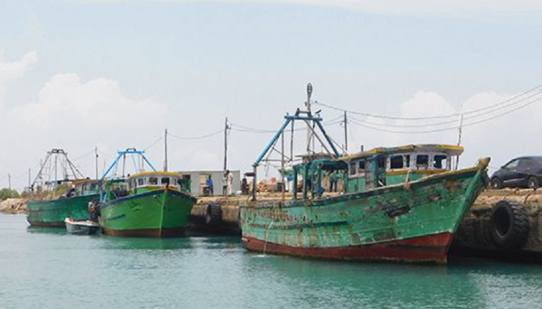 Navy detain five trawlers and 32 fishermen poaching in Sri Lankan ...