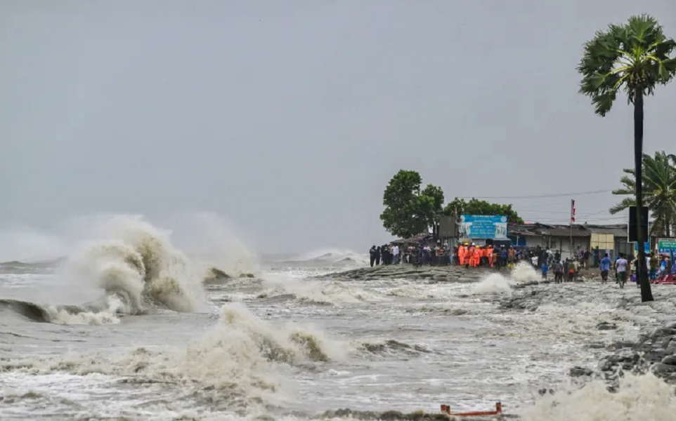Cyclone Remal slams into Bangladesh coast as hundreds of thousands ...