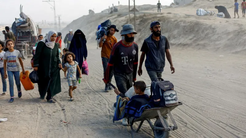 Thousands of Palestinians flee as Israeli troops push into Gaza City ...